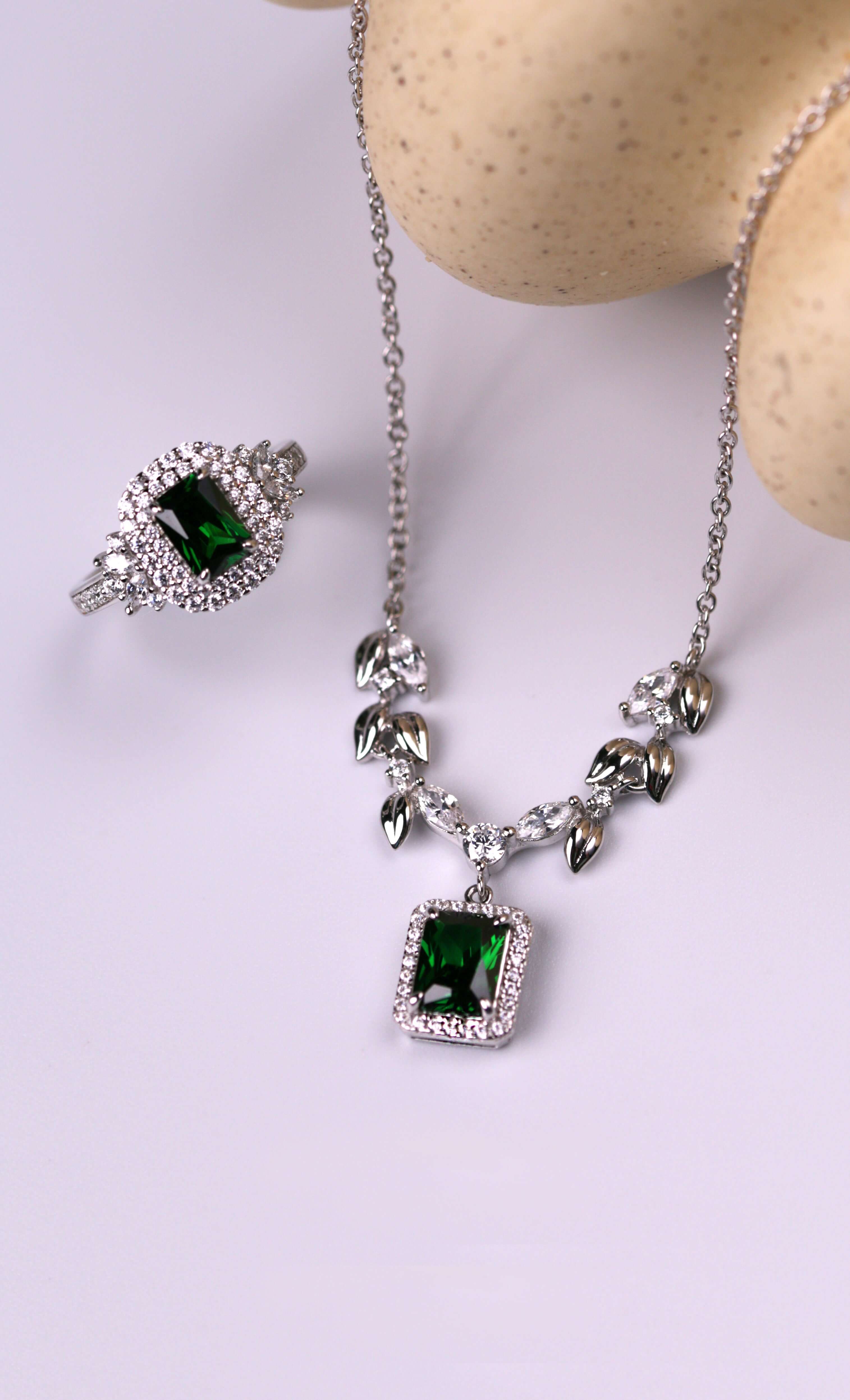 The Zamrud Collection – Platinum Jewelry with Green Gemstone – Yadman Emarati